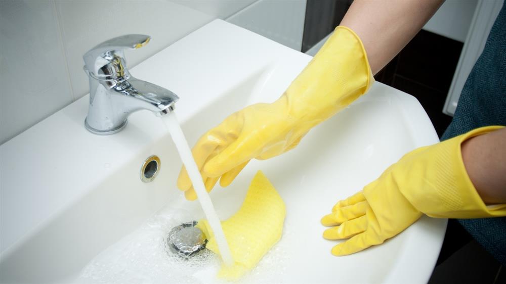 5 Easy Methods to Remove Hard Water Stains in Shower