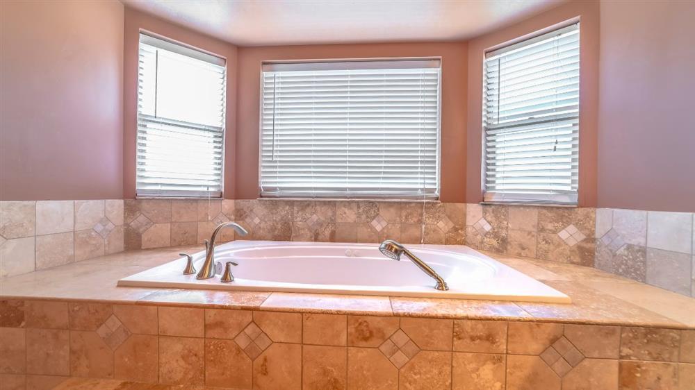 Freestanding vs Built-in Bathtubs: Choosing the Right Tub