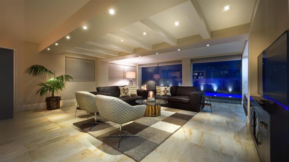 7 Creative Lighting Techniques to Make Rooms Feel Larger