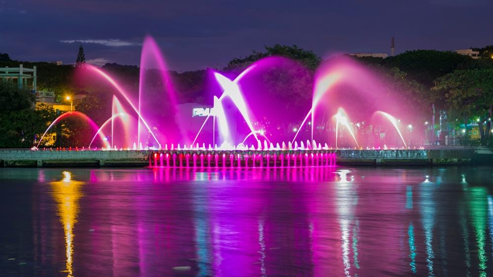 7 Innovative Lighting Designs for Public Roadways & Landscapes