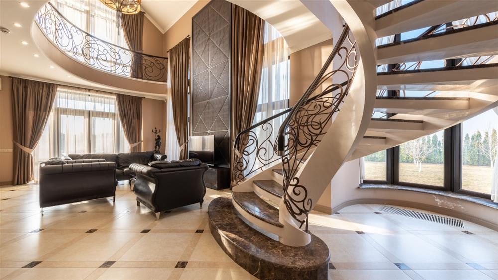 7 Unique Lighting Fixtures to Enhance Your Staircase Design