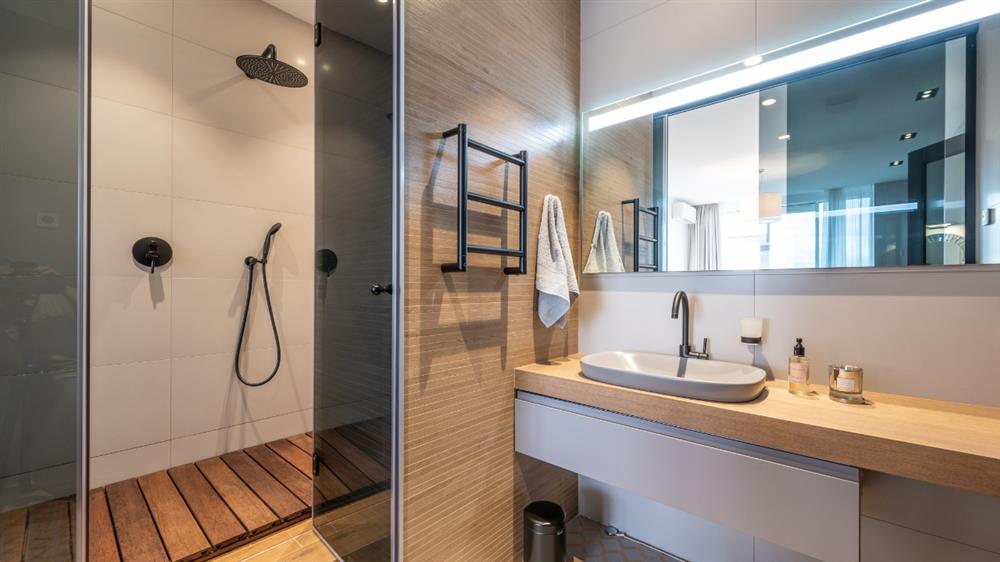 Guide to Motion-Sensor Bathroom Lights - Jaquar